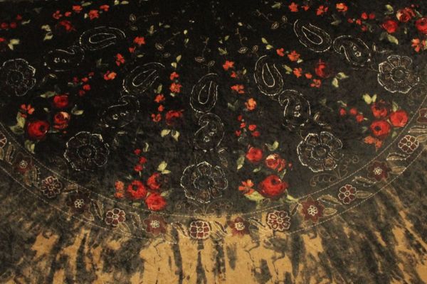 Velboa Stoff Panel 85cm - Circle of Roses on Black | Budgetstoffe.de
